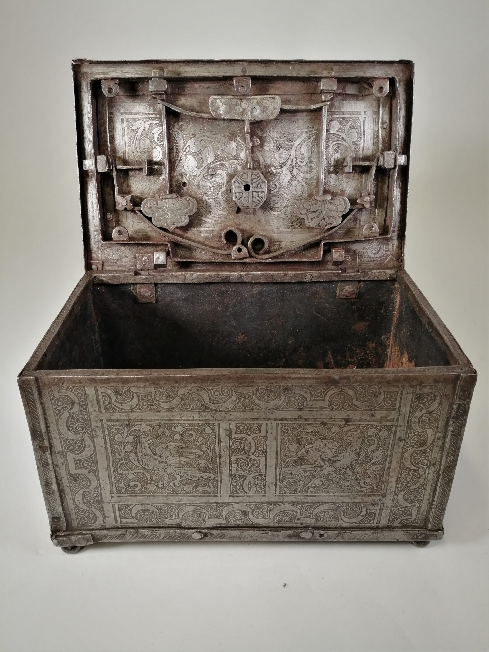 Conservation of a 17th Century iron casket | Carola Del Mese